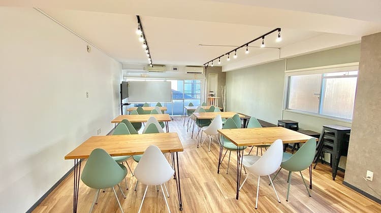 三ノ宮駅5分!ゆったり55m2/飲食🆗nuro光💡100inchプロジェクター/会議/セミナー/懇親会/撮影会トワールの写真1
