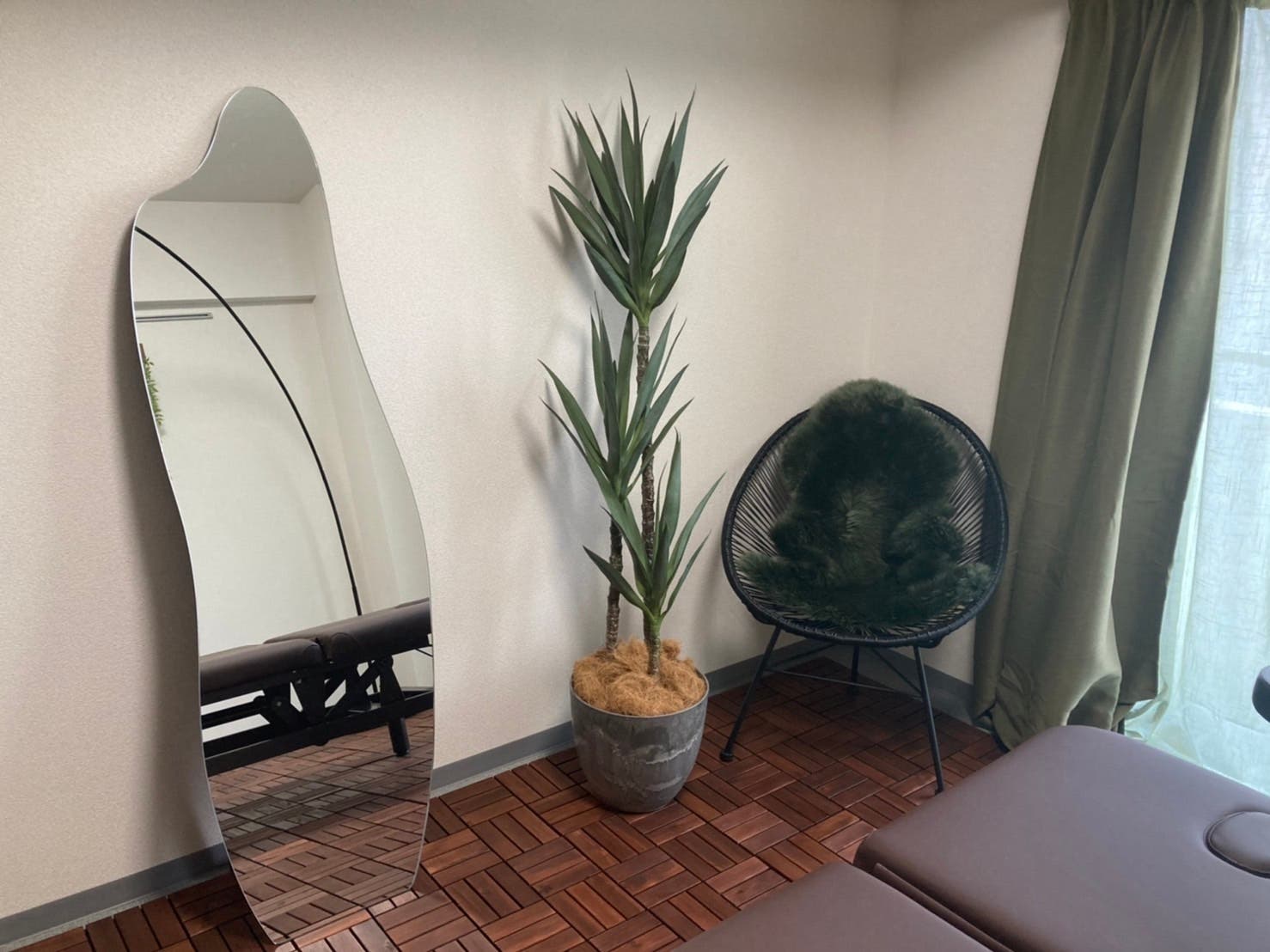 【学芸大学】好立地！学芸大学駅前から徒歩2分❣ブラウンとグリーンを基調とした自然の中の小庭を感じていただけるような内装です。の写真6