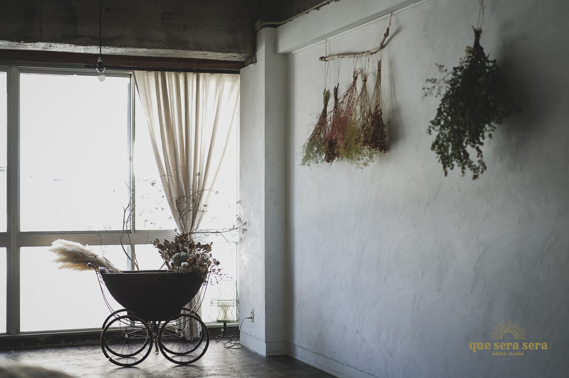 自然光を生かしたノスタルジックなフォトスタジオの写真5