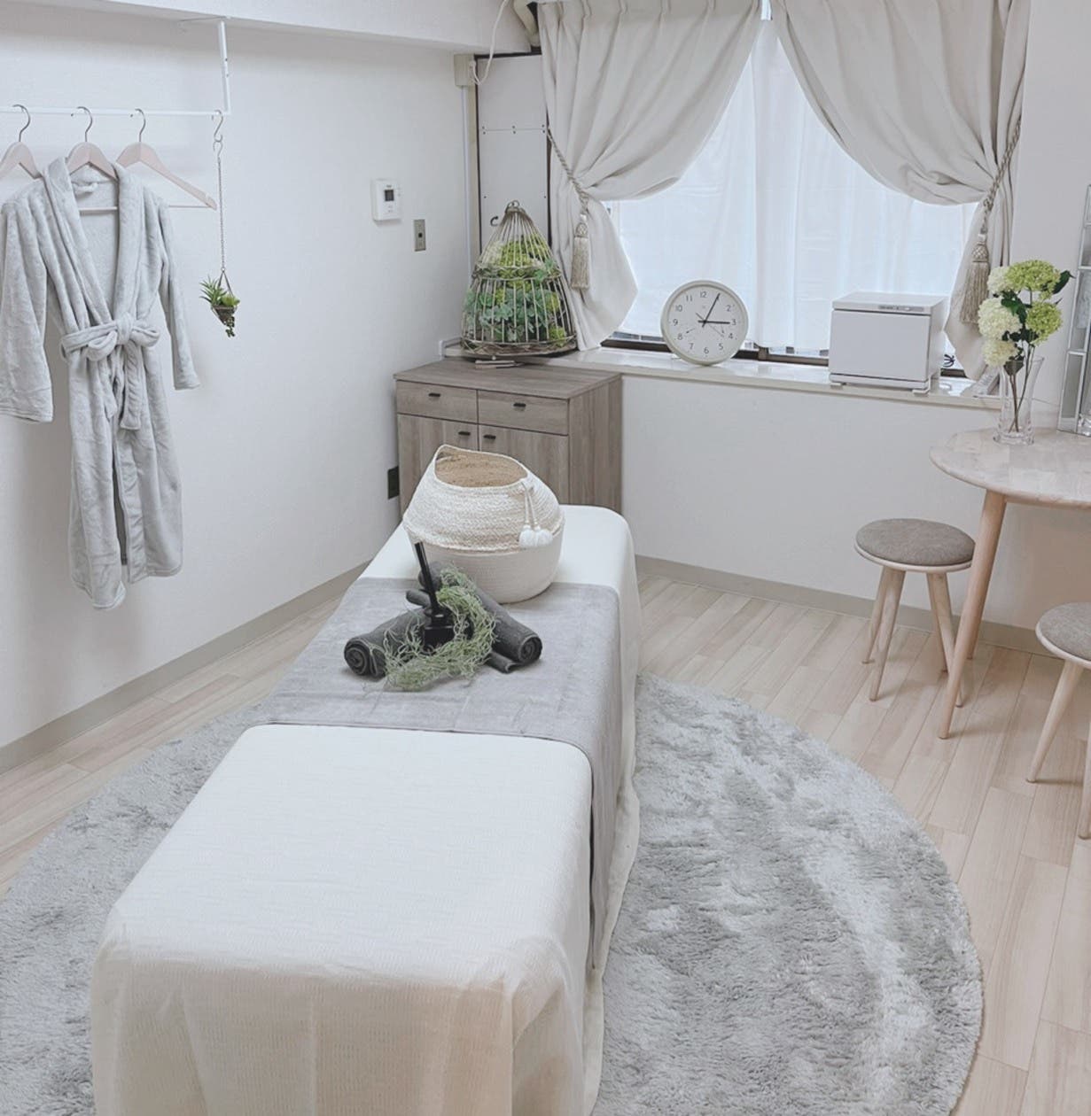 【横浜駅西口】自然光で明るくフェミニンな大人サロンの写真1