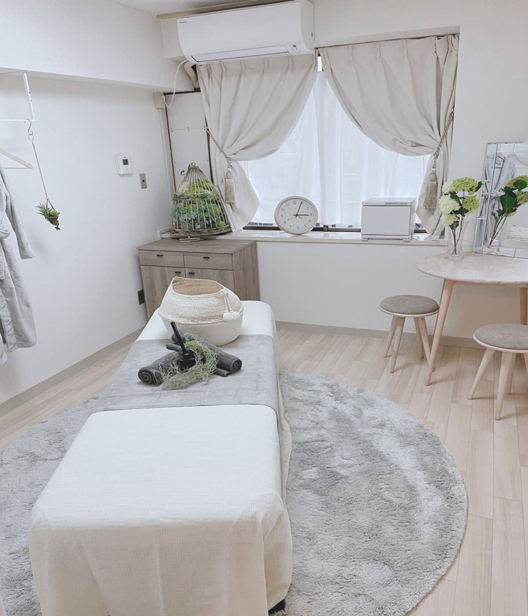 【横浜駅西口】自然光で明るくフェミニンな大人サロンの写真2