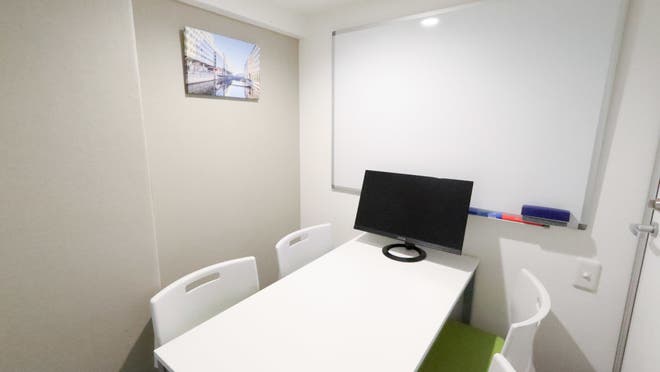 【品川駅 徒歩3分!完全個室!4名使用可!】モニター・WiFi無料!土足OK!ふれあい貸し会議室 品川No88の写真1