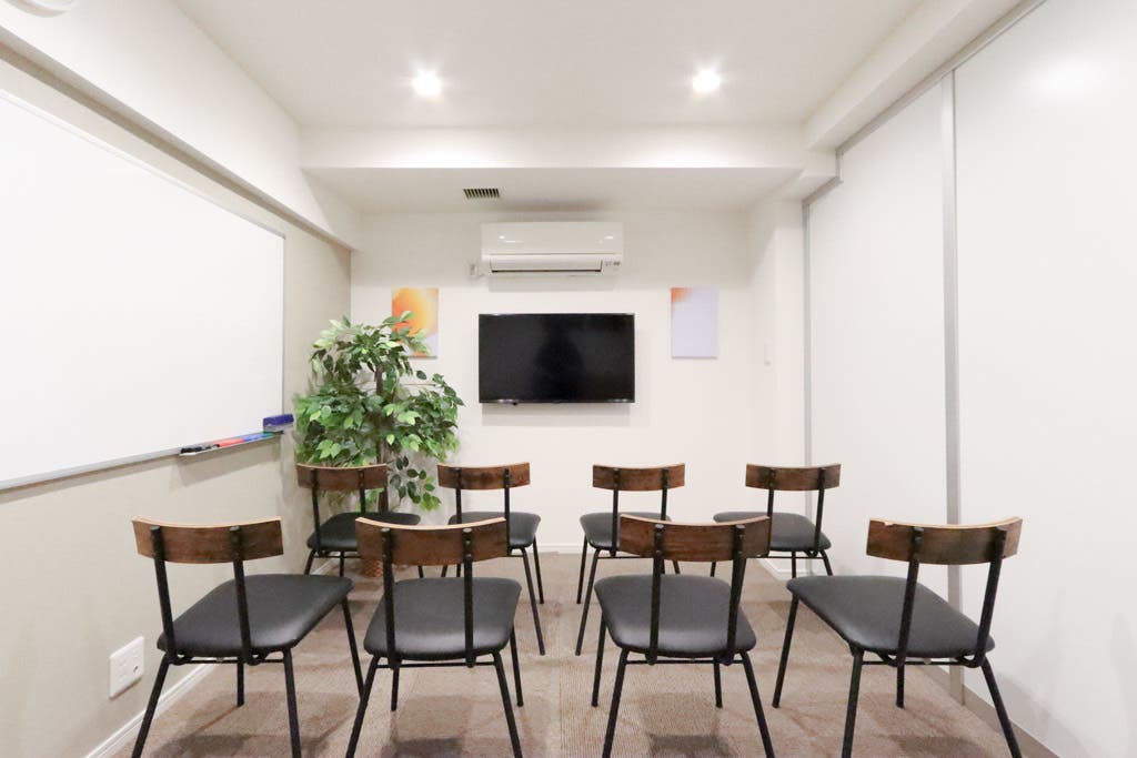 【品川駅　徒歩3分！完全個室！14名使用可！】大型モニター・WiFi無料！土足OK！ふれあい貸し会議室 品川No85の写真7