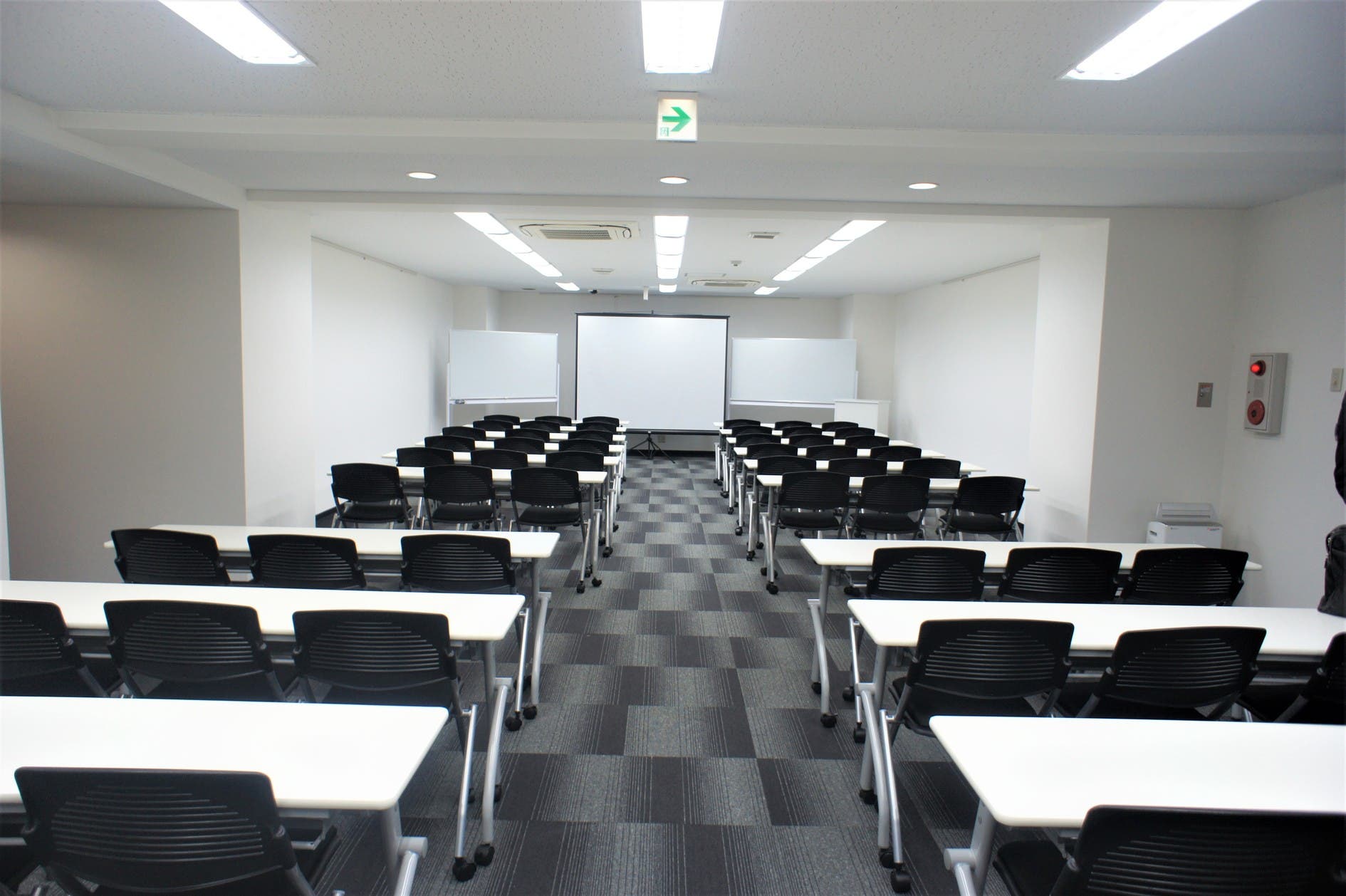 NLC新大阪ビル地下1階【全て無料】マイク、プロジェクター・スクリーン・ホワイトボード・Wi-Fiの写真1