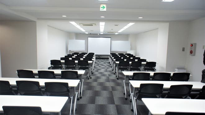 NLC新大阪ビル地下1階【全て無料】マイク、プロジェクター・スクリーン・ホワイトボード・Wi-Fiの写真1