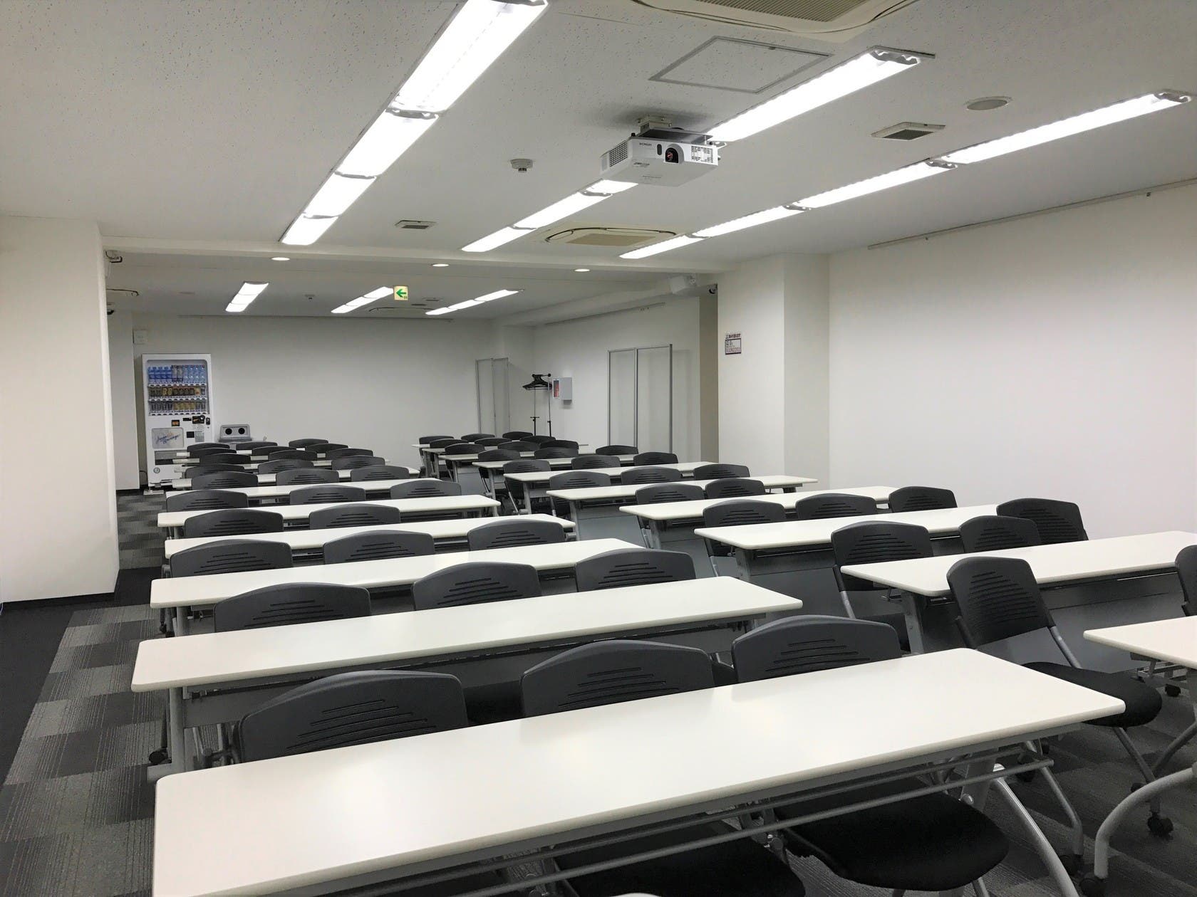 NLC新大阪ビル地下1階【全て無料】マイク、プロジェクター・スクリーン・ホワイトボード・Wi-Fiの写真2