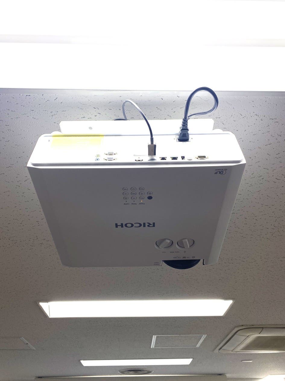 NLC新御堂ビル601号室【全て無料・控室有】マイク・プロジェクター・スクリーン・モニター・ホワイトボード・Wi-Fiの写真5