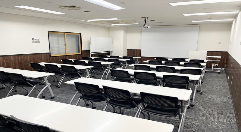NLC新御堂ビル602号室【全て無料】プロジェクター・スクリーン・ホワイトボード(2台)・講演台・Wi-Fi