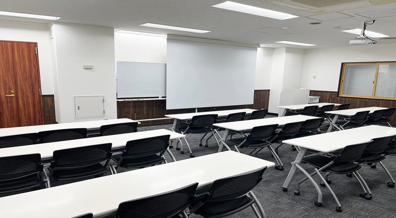 NLC新御堂ビル603号室【全て無料】プロジェクター・スクリーン・ホワイトボード(2台)・講演台・Wi-Fi