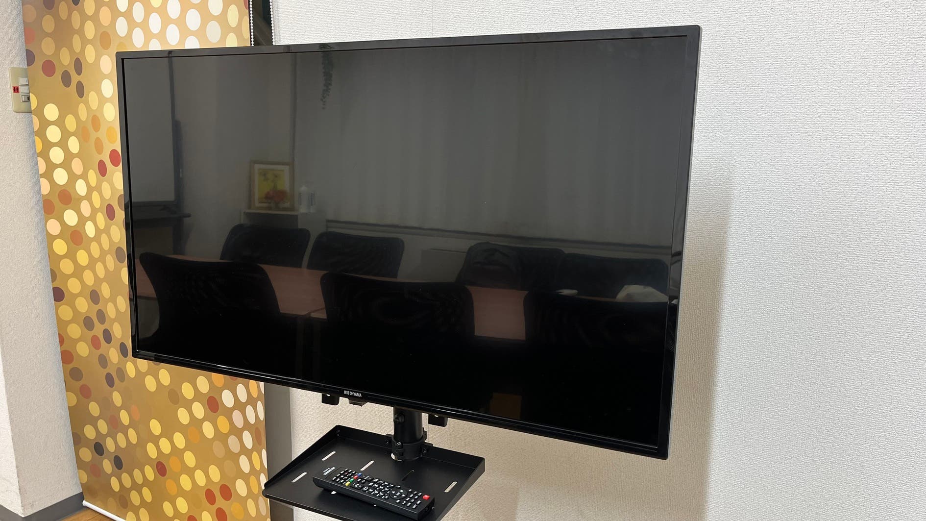 【新橋駅から徒歩30秒！】無料Wi-Fi・40インチモニター完備の8人ゆったりの会議室【シンバー・ファイブ】の写真14