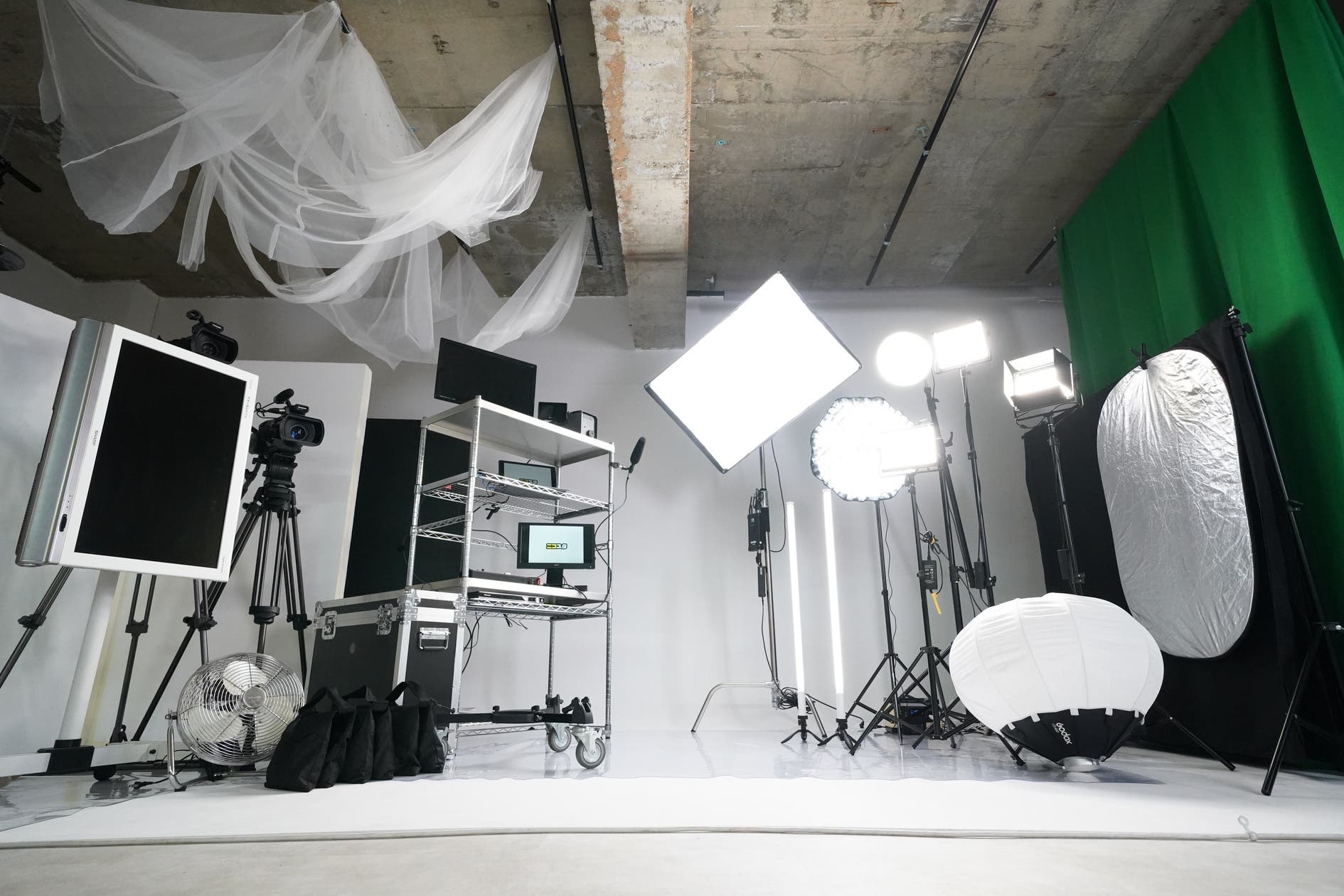 『白ホリ×自然光』が人気の撮影スタジオ　御予約受付中！！の写真5