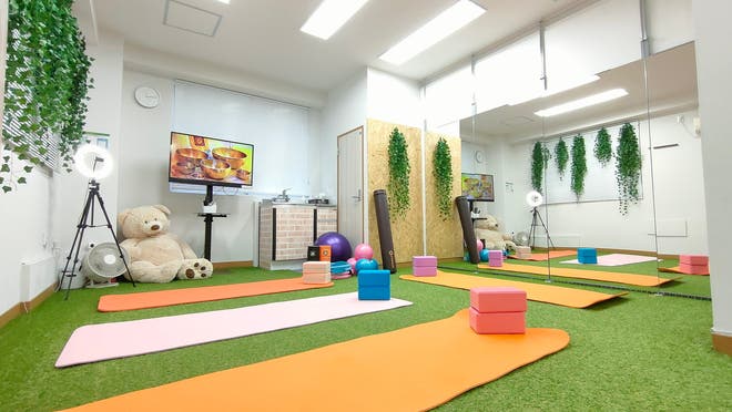 施術ベッド2台⁉️【市ヶ谷駅2分🔥】✨5名ダンスOK✨施術台あり✨備品充実✨高速光回線✨大型鏡✨【モエギ市ヶ谷】の写真1