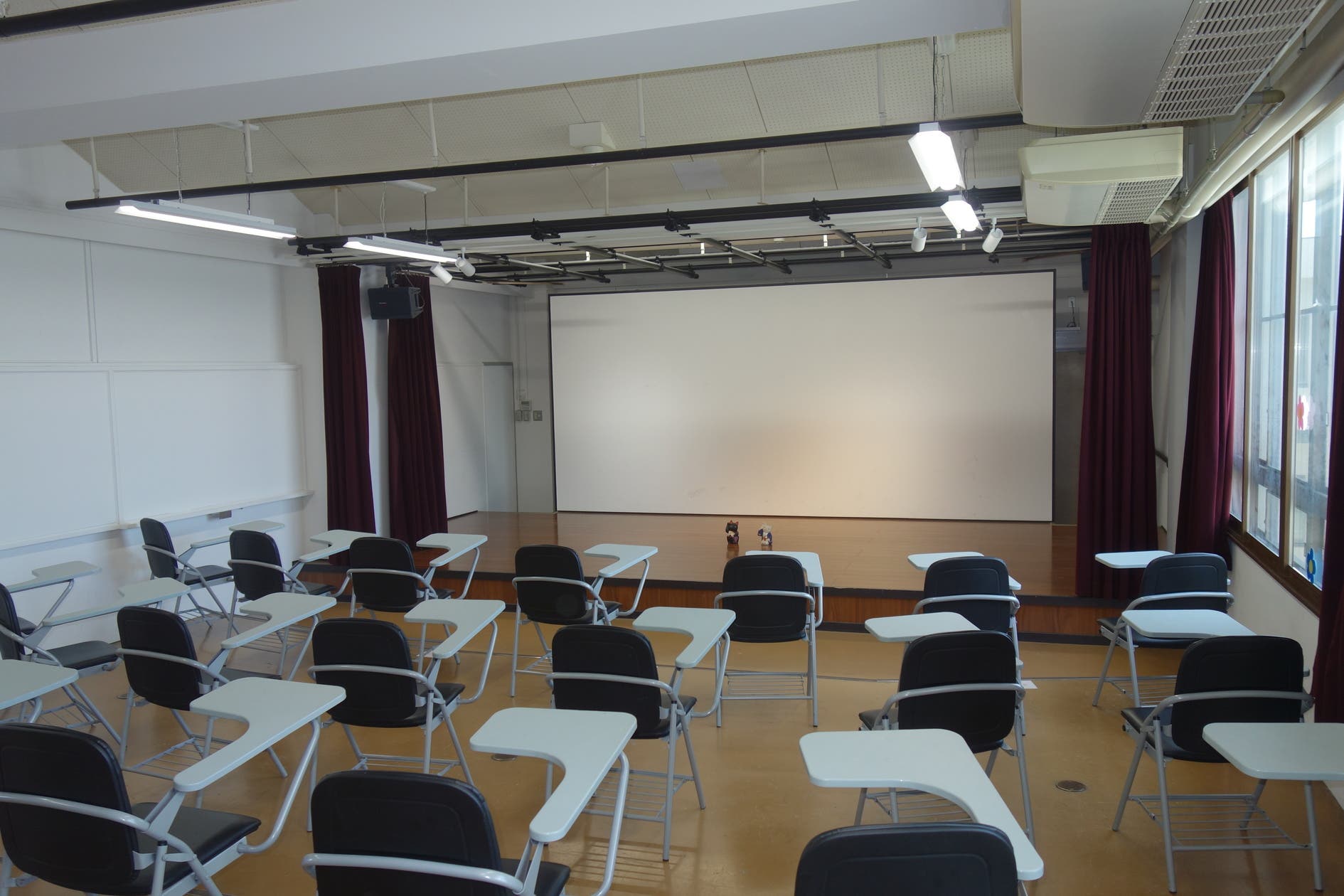 【JR野崎駅徒歩3分】スタジオ舞台でコスプレ！どうして舞台で撮らない？教室の次はこれだ！の写真6