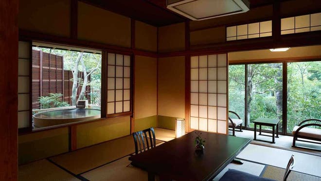 撮影限定 明治時代の雰囲気をそのまま残した和庭園が見える露天風呂付き和洋室の写真2