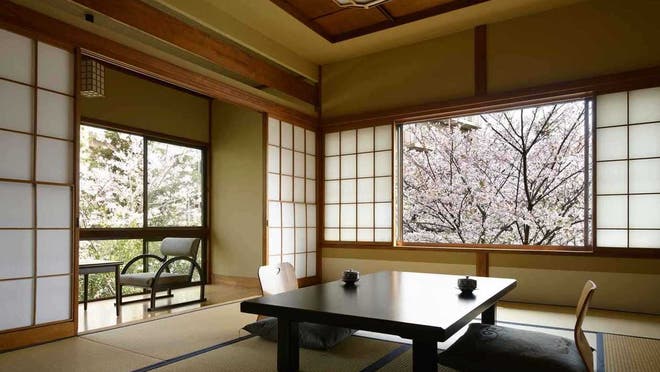 撮影限定 明治時代の雰囲気をそのまま残した和庭園が見える檜内風呂付き客室の写真2