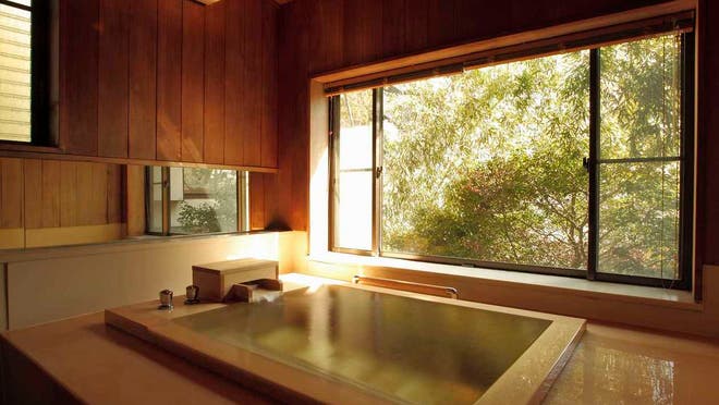 撮影限定 明治時代の雰囲気をそのまま残した和庭園が見える檜内風呂付き客室の写真4