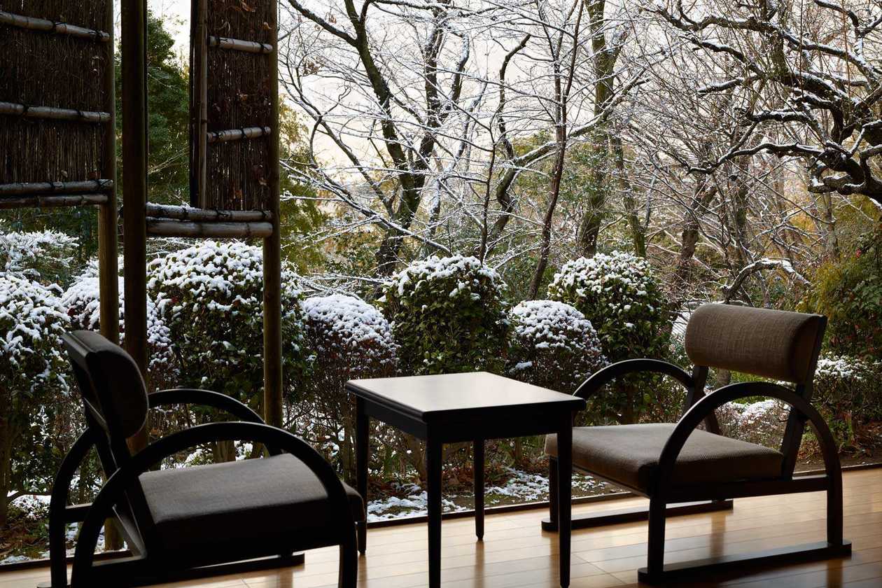 撮影限定　明治時代の雰囲気をそのまま残した和庭園が見える檜内風呂付き客室の写真5