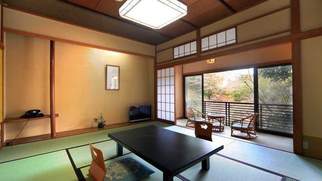 撮影限定 明治時代の雰囲気をそのまま残した和庭園が見える純和風客室の写真1