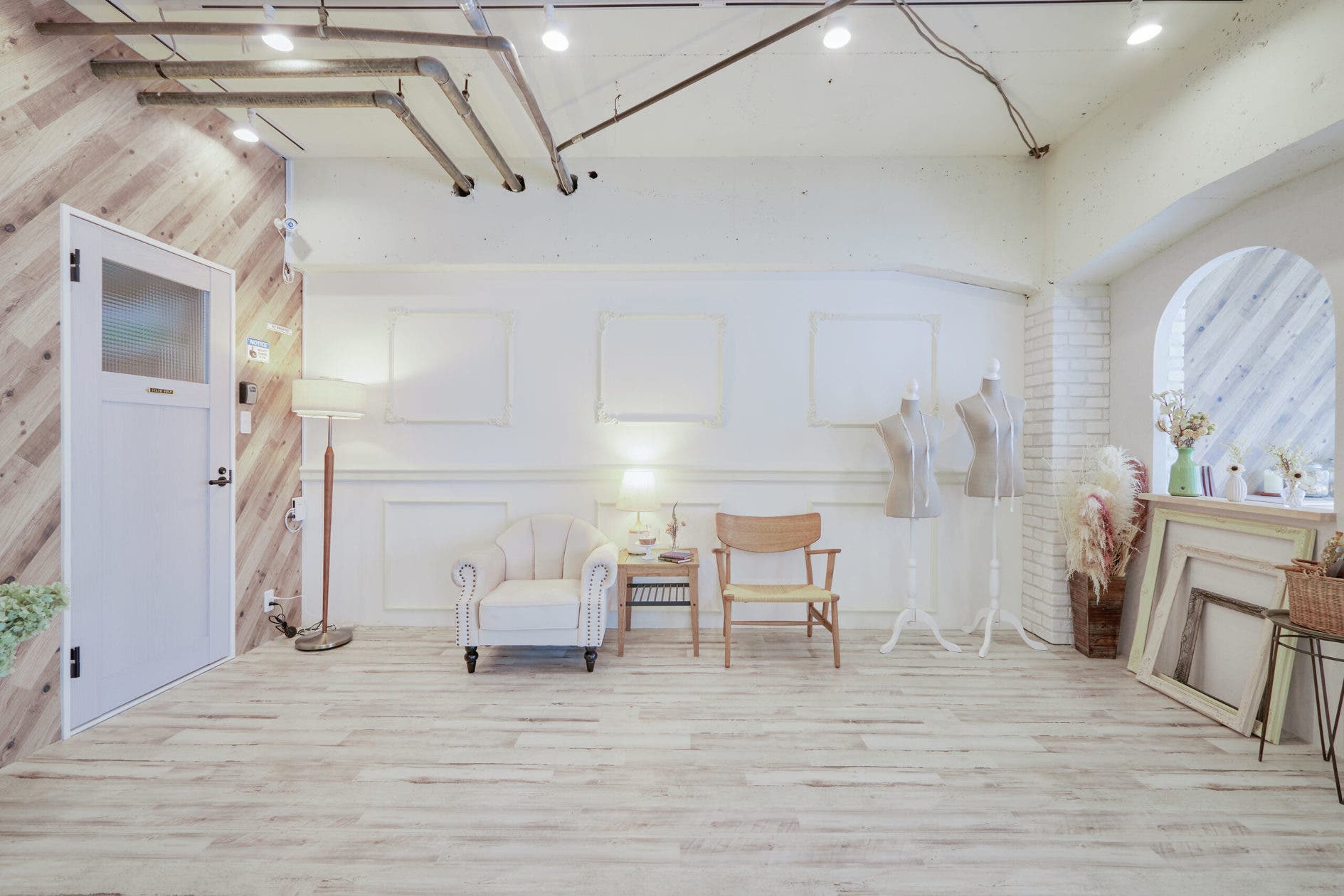 【メレンゲクッキー】アーチ壁とアンティークドア、猫足バスタブがある、おとなカワイイ撮影スタジオの写真7