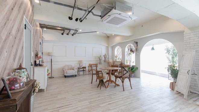 【メレンゲクッキー】アーチ壁とアンティークドア、猫足バスタブがある、おとなカワイイ撮影スタジオの写真2