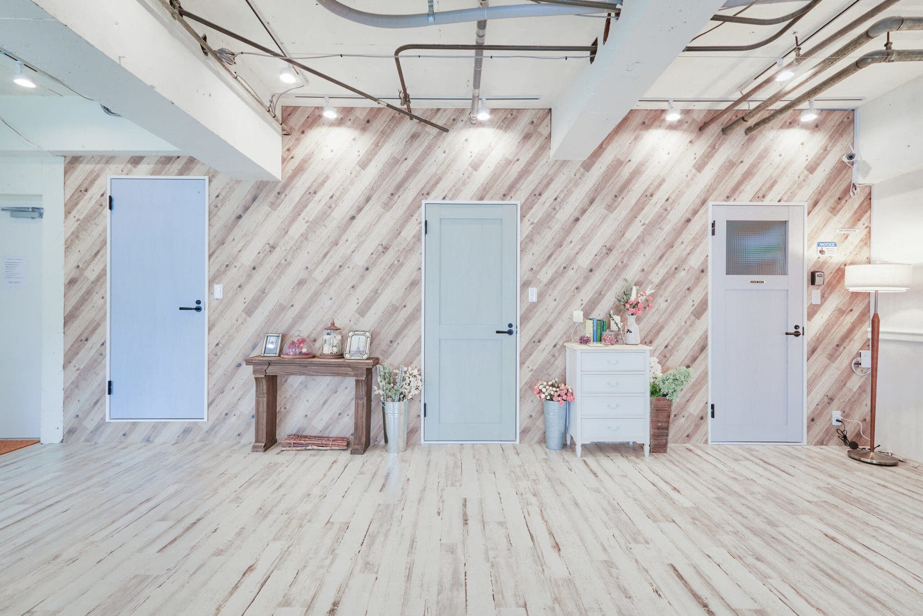 【メレンゲクッキー】アーチ壁とアンティークドア、猫足バスタブがある、おとなカワイイ撮影スタジオの写真8