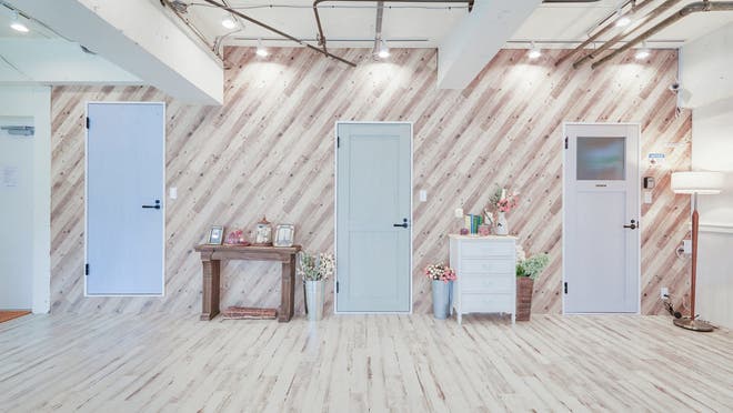 【メレンゲクッキー】アーチ壁とアンティークドア、猫足バスタブがある、おとなカワイイ撮影スタジオの写真8