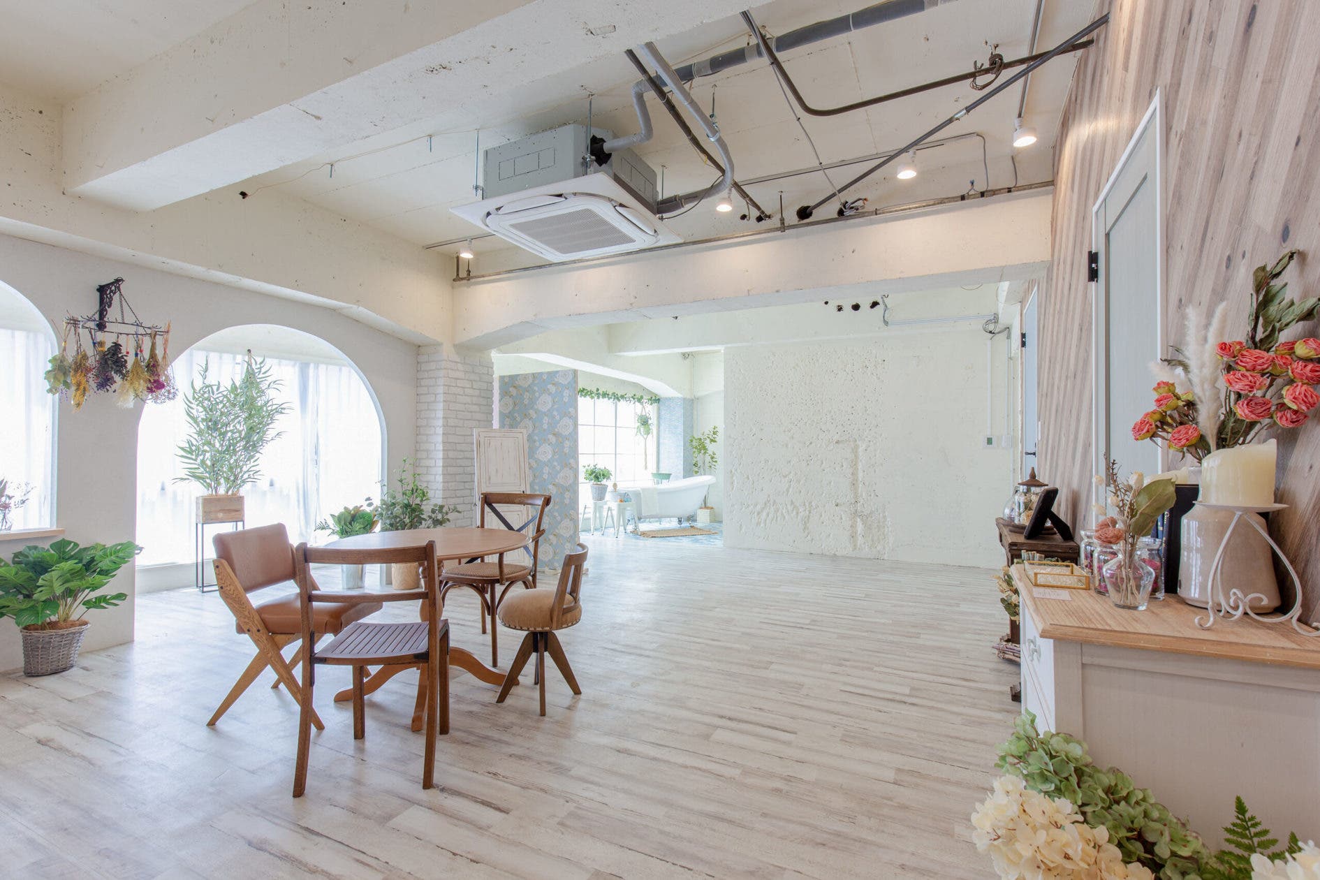 【メレンゲクッキー】アーチ壁とアンティークドア、猫足バスタブがある、おとなカワイイ撮影スタジオの写真6