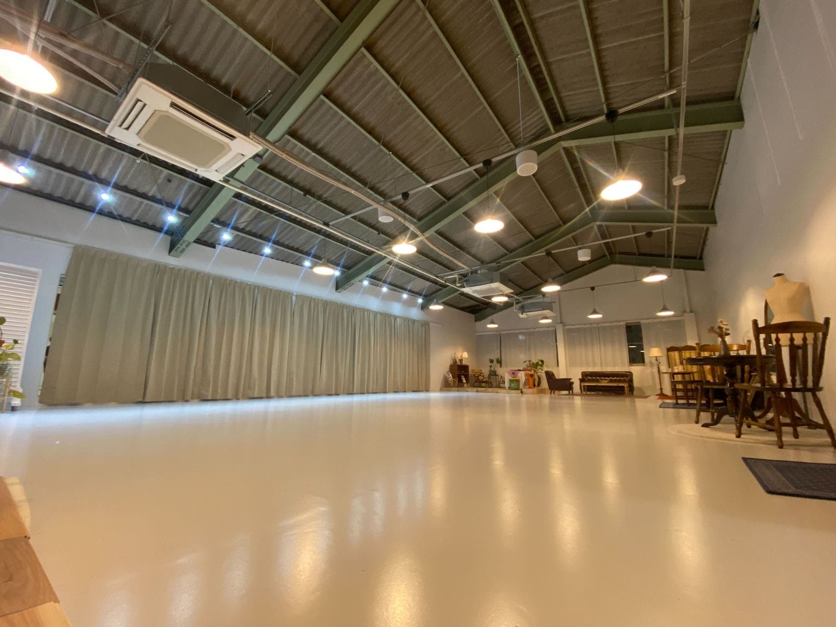 ベストホスト運営✨【目白駅3分】天高5m自然光の入る広い倉庫スタジオ！ダンス練習、窓際・白壁撮影/アンティーク&ビンテージ家具の写真16