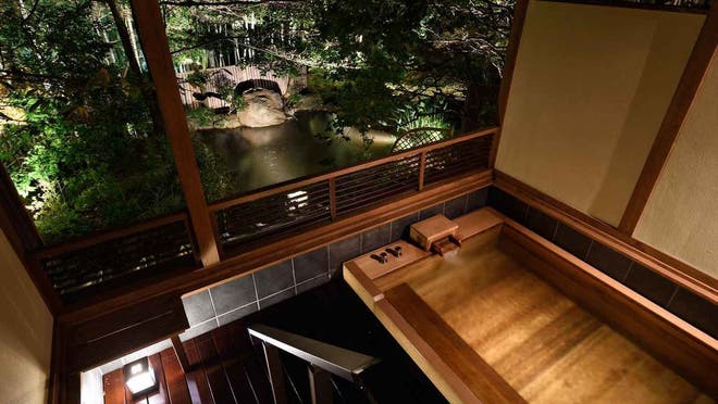 撮影限定 明治時代の雰囲気をそのまま残した和庭園が見える露天風呂付客室の写真4