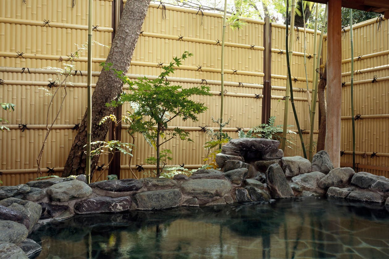 撮影限定　明治時代の雰囲気をそのまま残した和庭園が見える露天風呂付客室の写真5