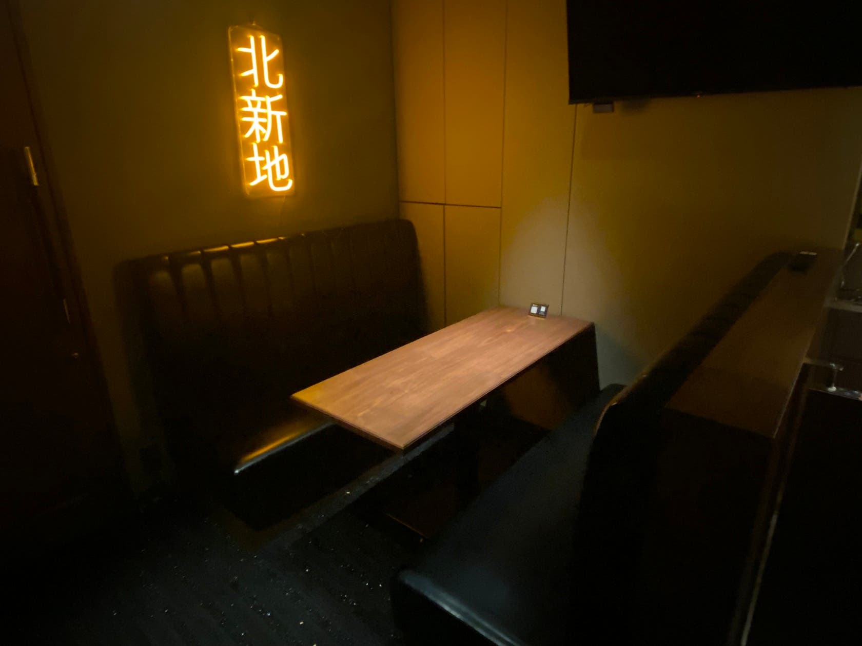 北新地のおしゃれバーでイベント・カラオケスペースとしてご活用ください！の写真2