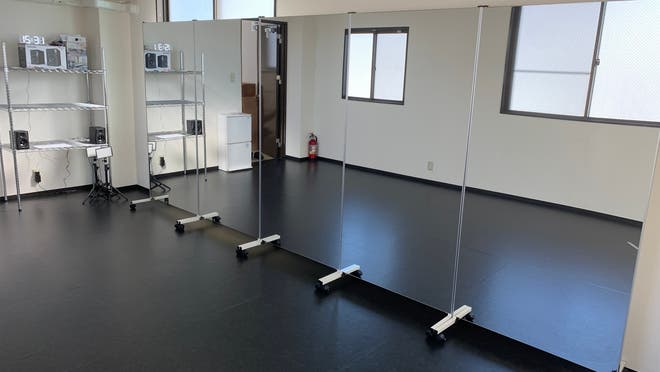 JR野田駅前10秒!福島区地域最安値のレンタルダンススタジオです。完全個室の全面鏡張でダンス練習ができます!の写真2