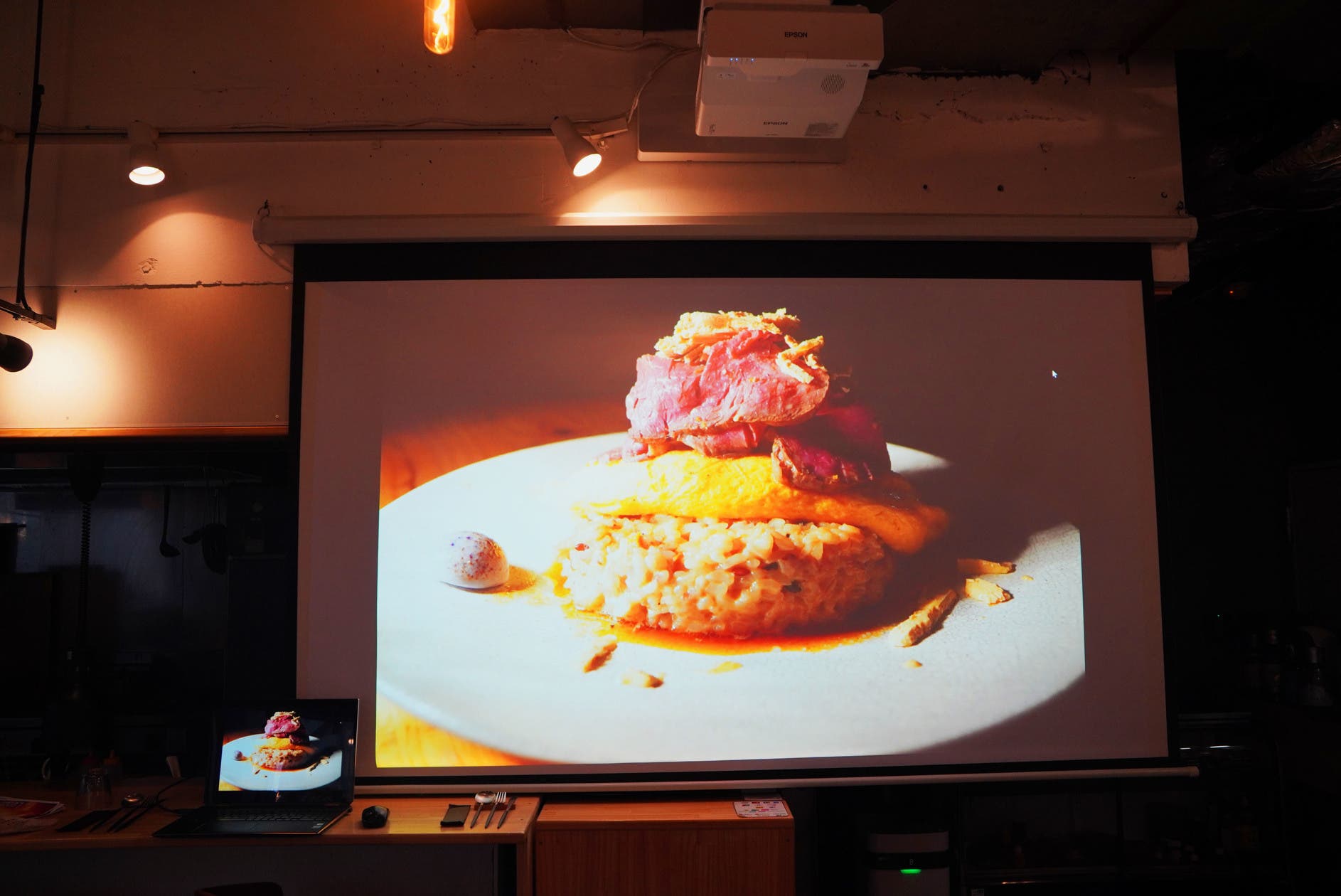 最新超大画面プロジェクター・マイク・レーザーポインタセット！会議・研修に最適！の画像2