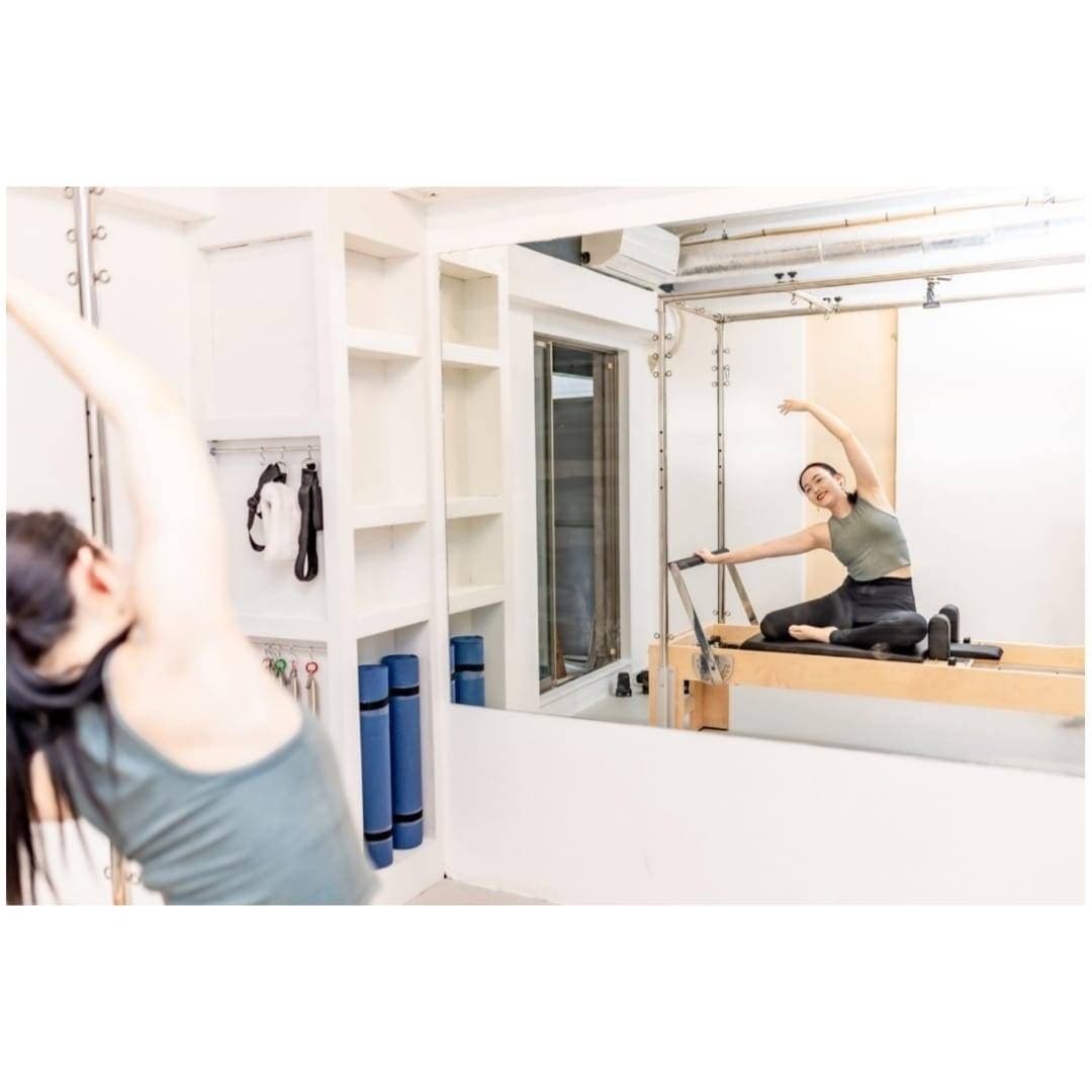 白を基調とした ピラティスマシンのレンタルスタジオの写真9