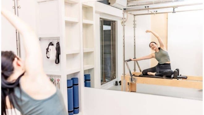 白を基調とした ピラティスマシンのレンタルスタジオの写真9