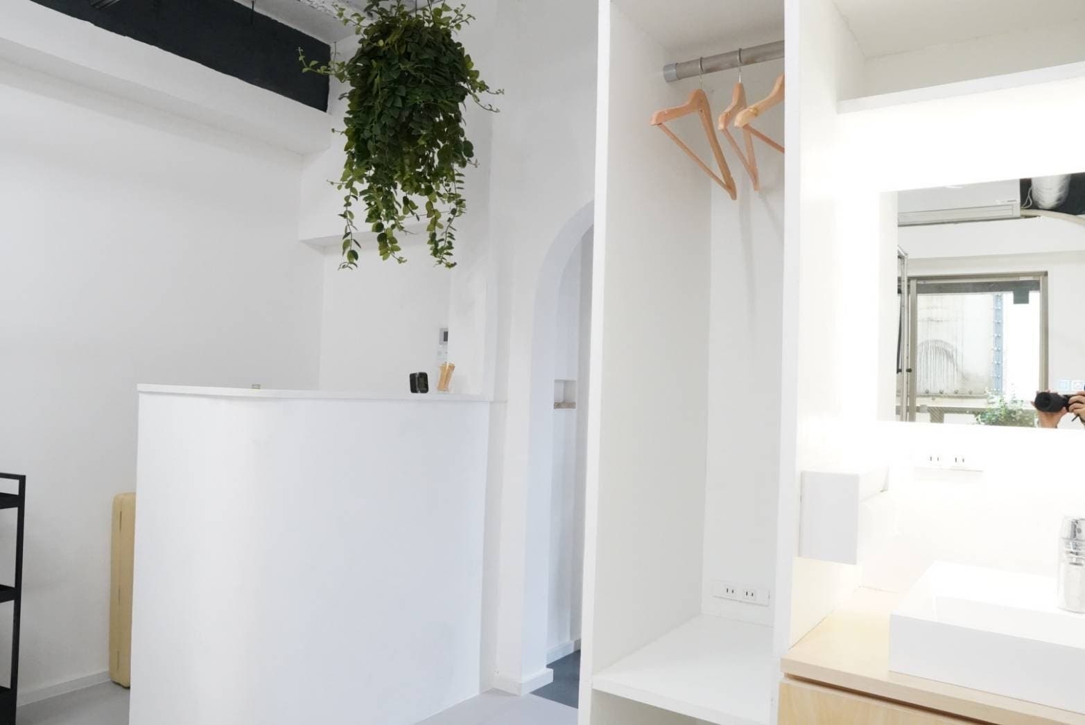 白を基調とした ピラティスマシンのレンタルスタジオの写真5