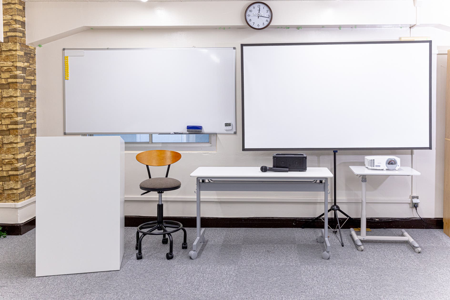 新宿・大久保駅徒歩圏内！30名収容｜広い会議室｜ゴミ捨てオプション有｜勉強会・レッスンに最適｜Wi-Fi｜プロジェクター[14]の写真13