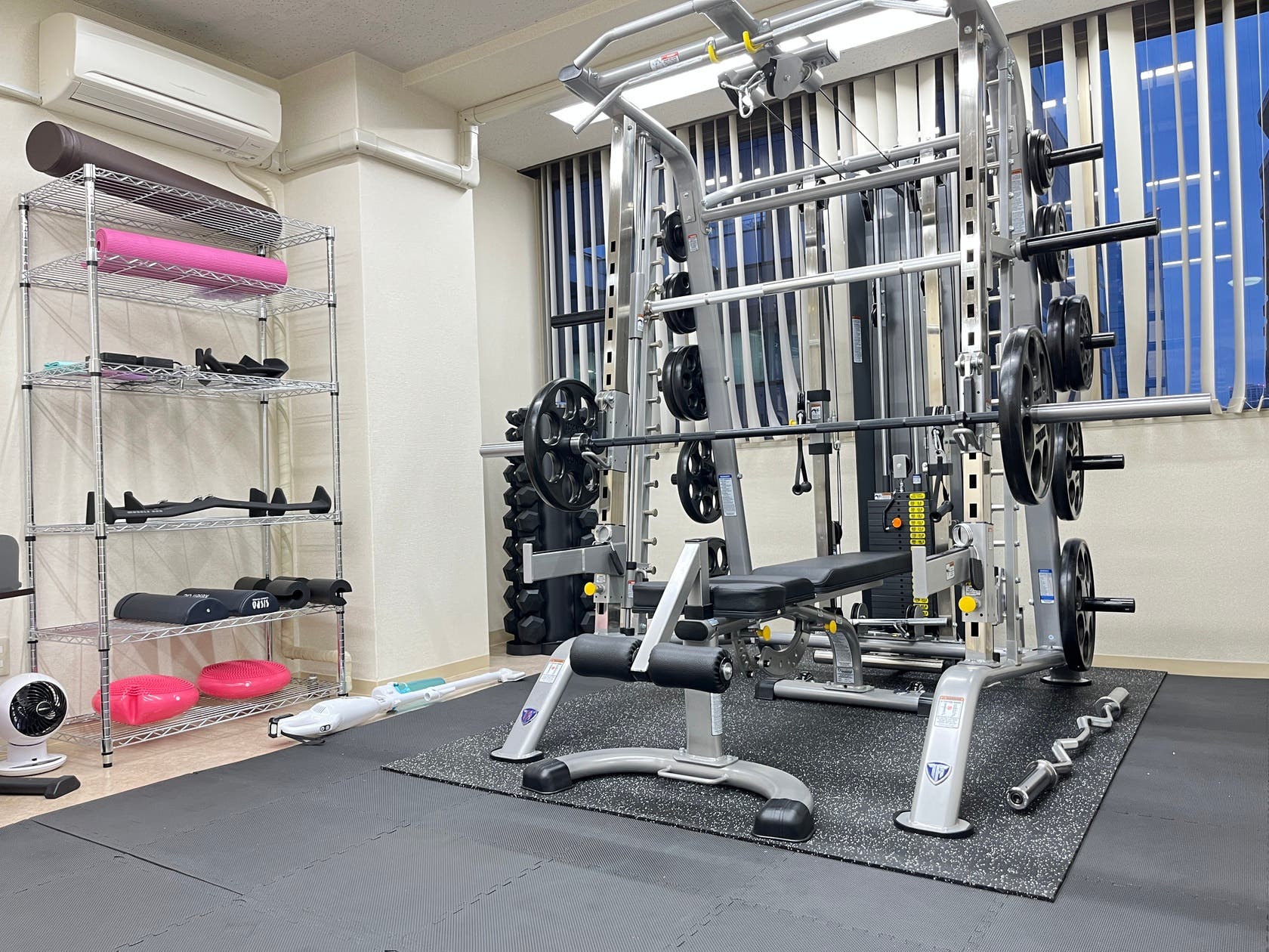 【目黒駅2分】スミスやケーブルも付いたマルチラックを完備したレンタルジム　MIYAZAKI GYM目黒店の写真2