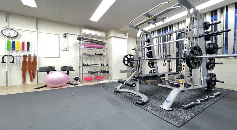 【目黒駅2分】スミスやケーブルも付いたマルチラックを完備したレンタルジム　MIYAZAKI GYM目黒店