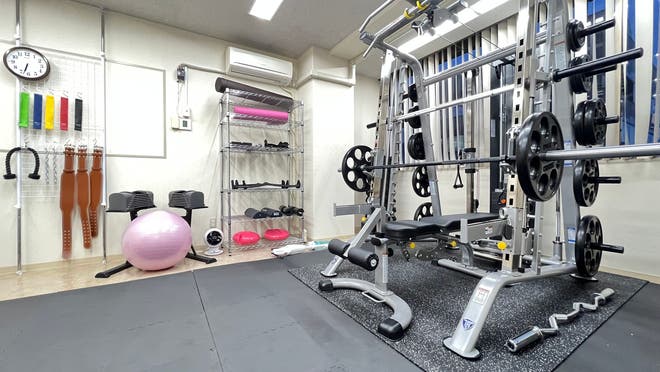 【目黒駅2分】スミスやケーブルも付いたマルチラックを完備したレンタルジム MIYAZAKI GYM目黒店の写真1