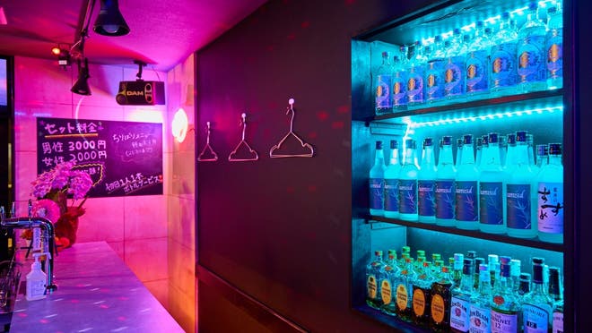 【JR五反田駅西口】駅徒歩7分のカラオケバー!ネオンキラキラでおシャレなBarです!の写真2