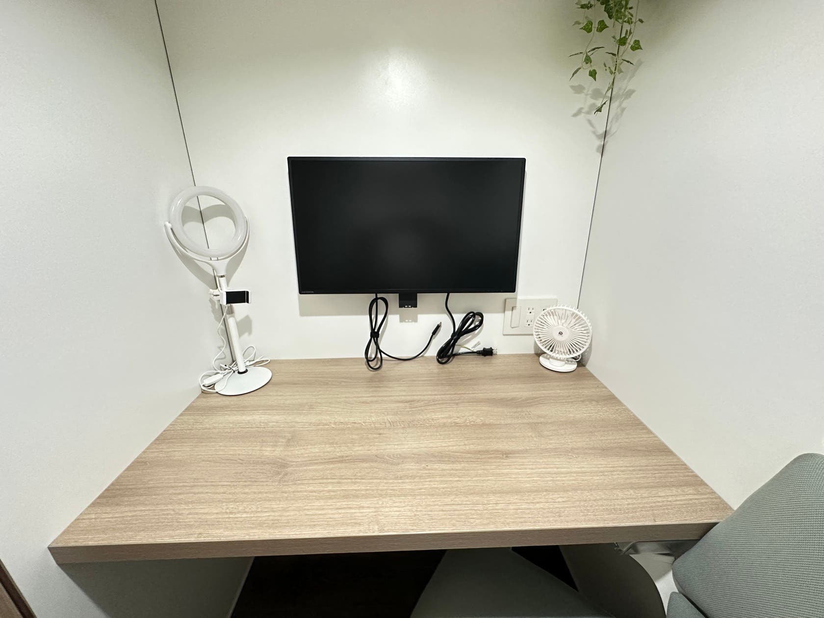 ＜PaO Work 三ノ宮No.4＞完全個室ワークブース💼光Wi-Fi📶✨モニター🖥テレワーク/ZOOM/面接/自習/作業の写真3