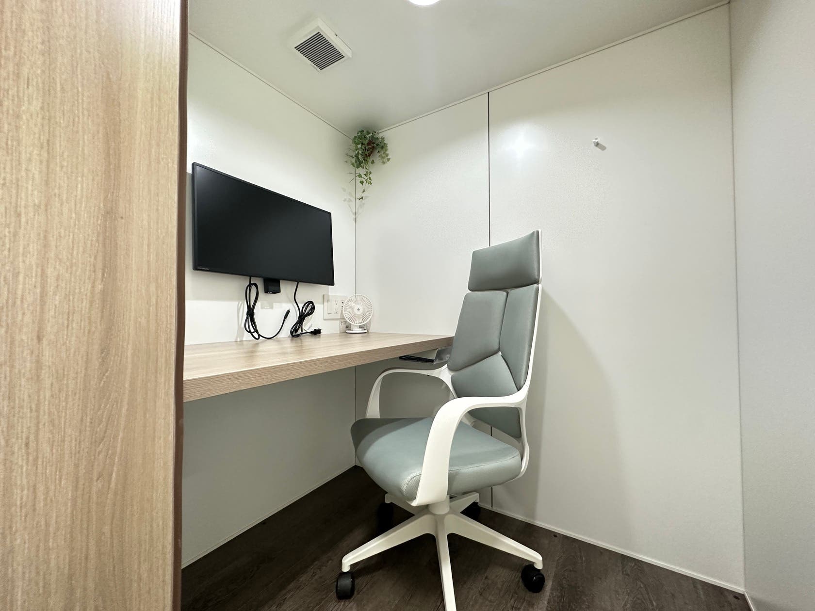 ＜PaO Work 三ノ宮No.4＞完全個室ワークブース💼光Wi-Fi📶✨モニター🖥テレワーク/ZOOM/面接/自習/作業の写真6