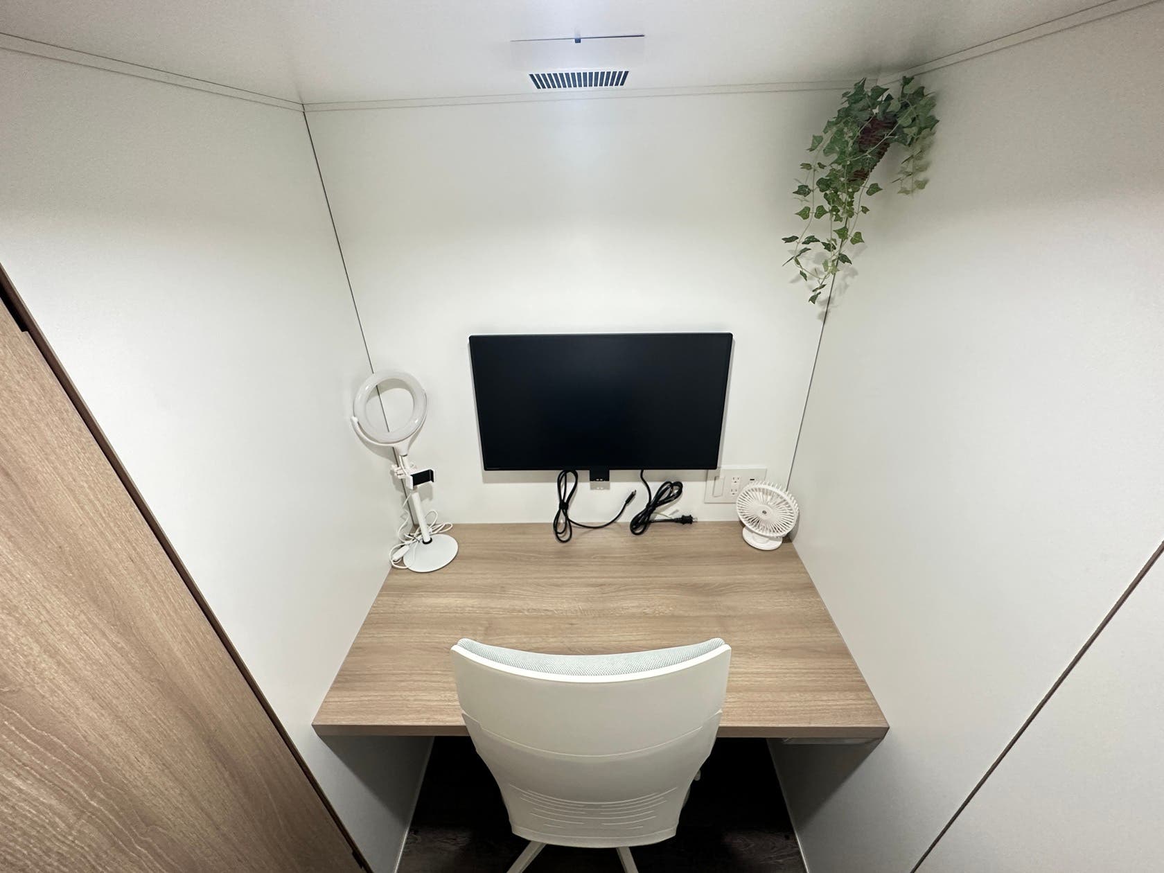 ＜PaO Work 三ノ宮No.5＞完全個室ワークブース💼光Wi-Fi📶✨モニター🖥テレワーク/ZOOM/面接/自習/作業の写真4