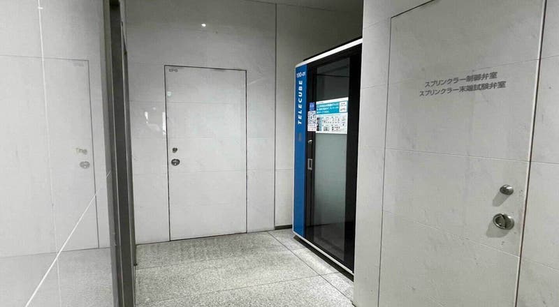 【テレキューブ】渋谷ファーストプレイスの個室型ワークブース（190-01）です。視線と音を遮る、プライベートな集中環境。