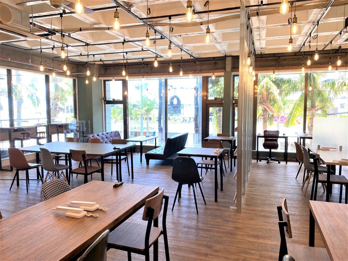 南国石垣島の市内中心地　大きな窓に囲まれた天井高おしゃれスペース　WiFi完備の写真4