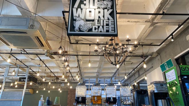 南国石垣島の市内中心地 大きな窓に囲まれた天井高おしゃれスペース WiFi完備の写真5