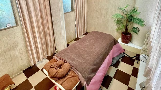 【個室(大)レンタル】~平日20%OFF!~ 谷町九丁目駅徒歩1分✨ヨーロピアン基調の落ち着いた店内で自分らしくワークライフ✨の写真1