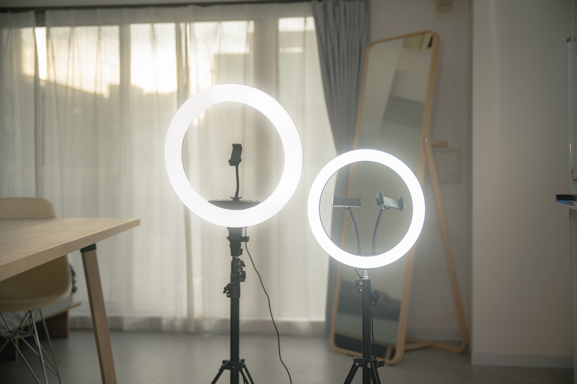 💡リングライト（LEDリングライト 三脚スタンド付き 外径18インチ カメラ写真ビデオ用照明セット 3色モード/10段輝度調節 65W 3200-5500K 撮影照明用ライト）の画像1