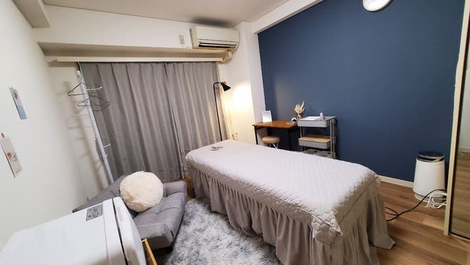 梅田駅・大阪駅から徒歩圏内!電動昇降リクライニング式ベッド・備品充実∣レンタルサロンACE梅田店の写真1